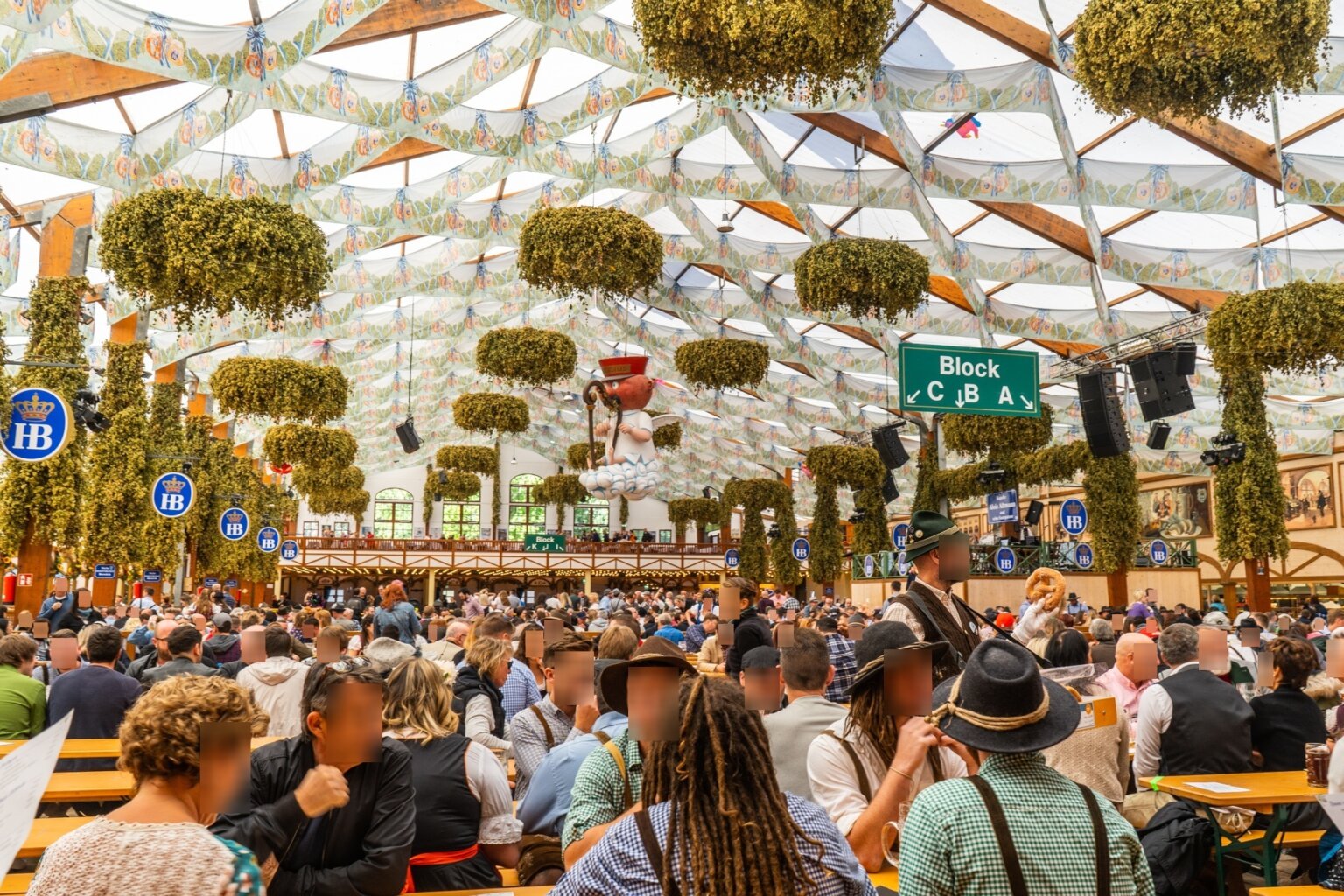 Hofbräu Festzelt Oktoberfest Tent Guide: Reservations, Photos & More ...