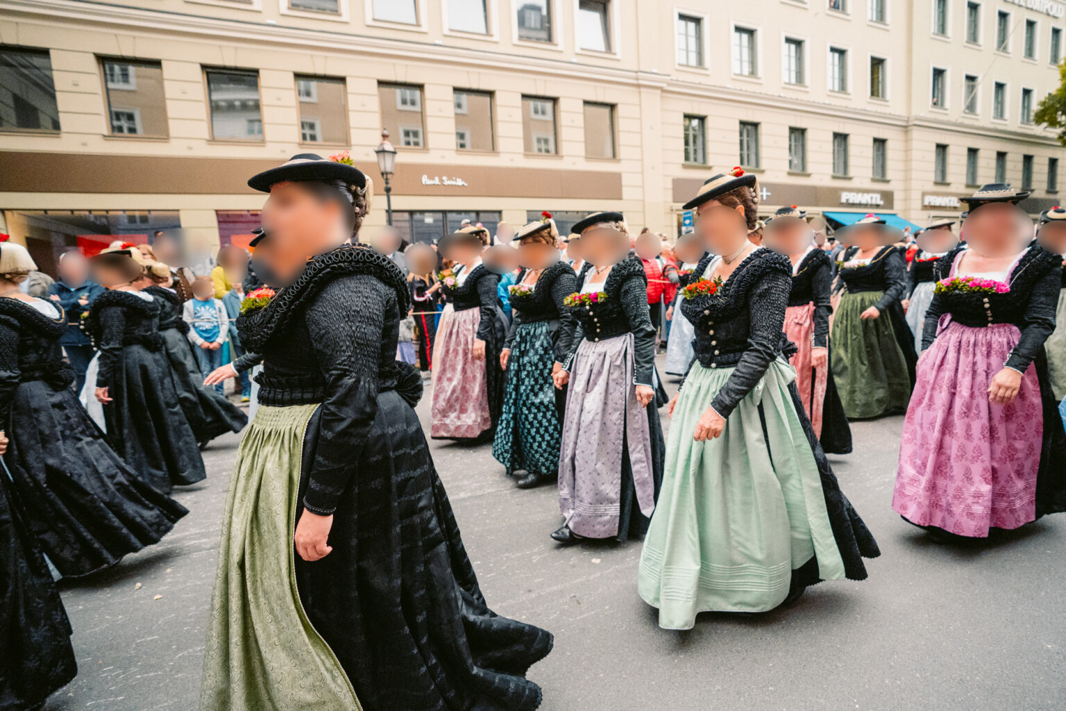 What to Wear to Oktoberfest (for Women): Dirndls, Blouses & More ...